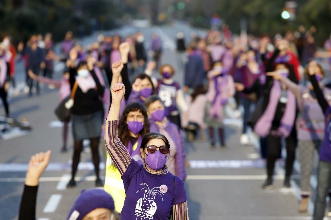 Por qué el morado es el color del feminismo y qué representa