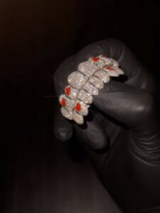 Peso Pluma. ¿Cuánto pagó por su dentadura de diamantes?
