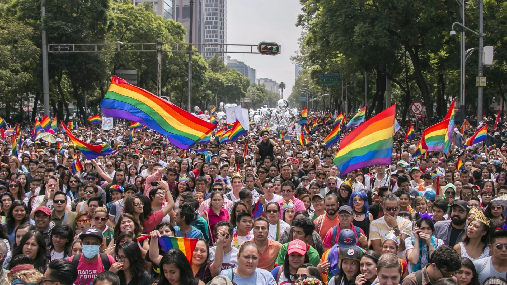 Lady Wuuu reaparece en marcha LGBT; así luce ahora |VIDEO
