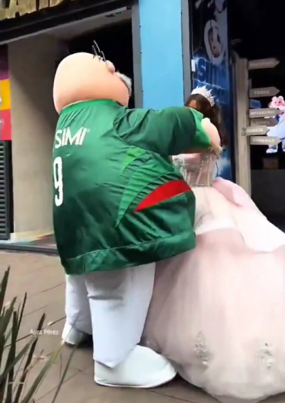 Dr. Simi baila con quinceañera usando playera de México |VIDEO
